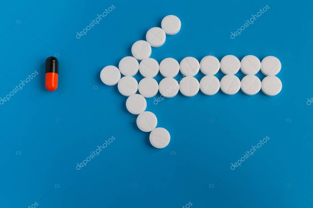 Pastilla de medicamentos redondos blancos dispuestos en forma de flecha ...