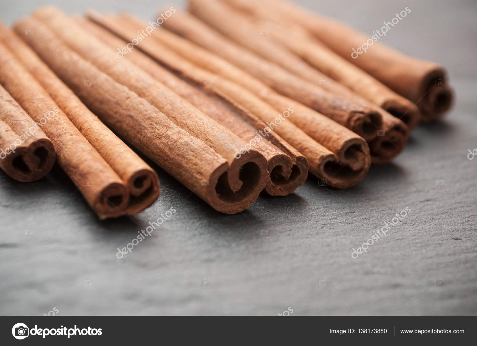 Canela seca sobre fondo de pizarra — Foto de stock #138173880 © NeydtStock