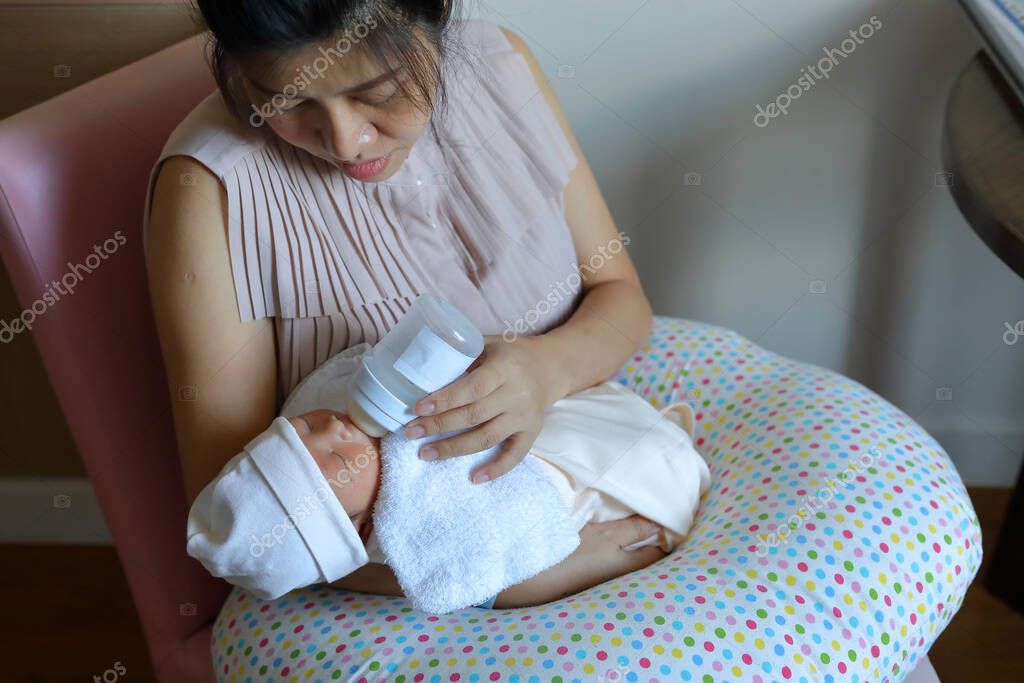 madre criando un poco a su hijo, mam amamantando a un beb reci n nacido chupando leche del biber ...