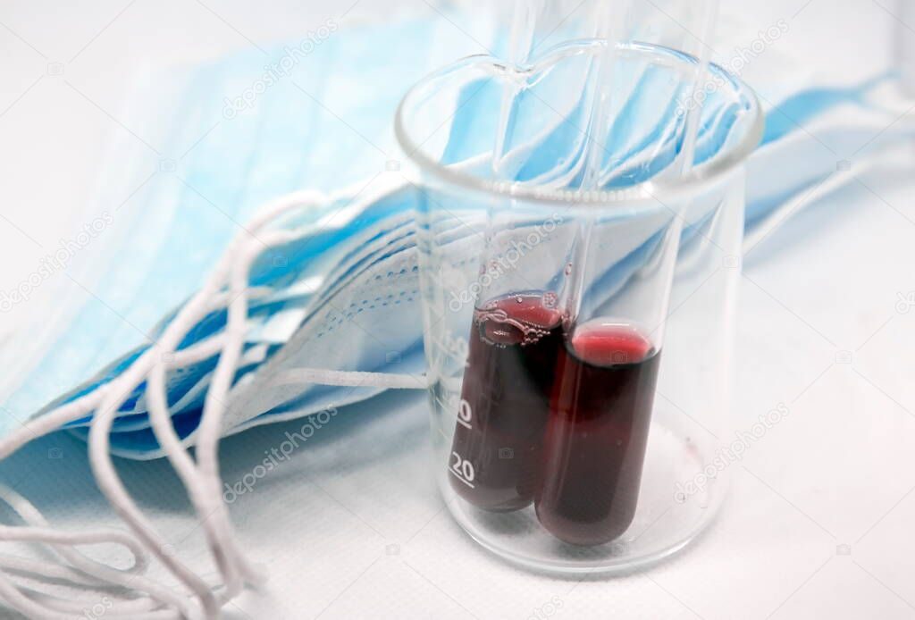 Máscara de protección quirúrgica con tubo de análisis de sangre. 2024