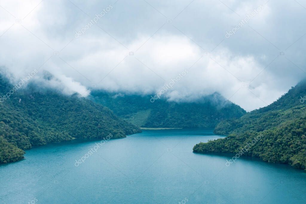 Vista aérea de la Laguna Brava en Guatemala, en un día nublado donde se ...
