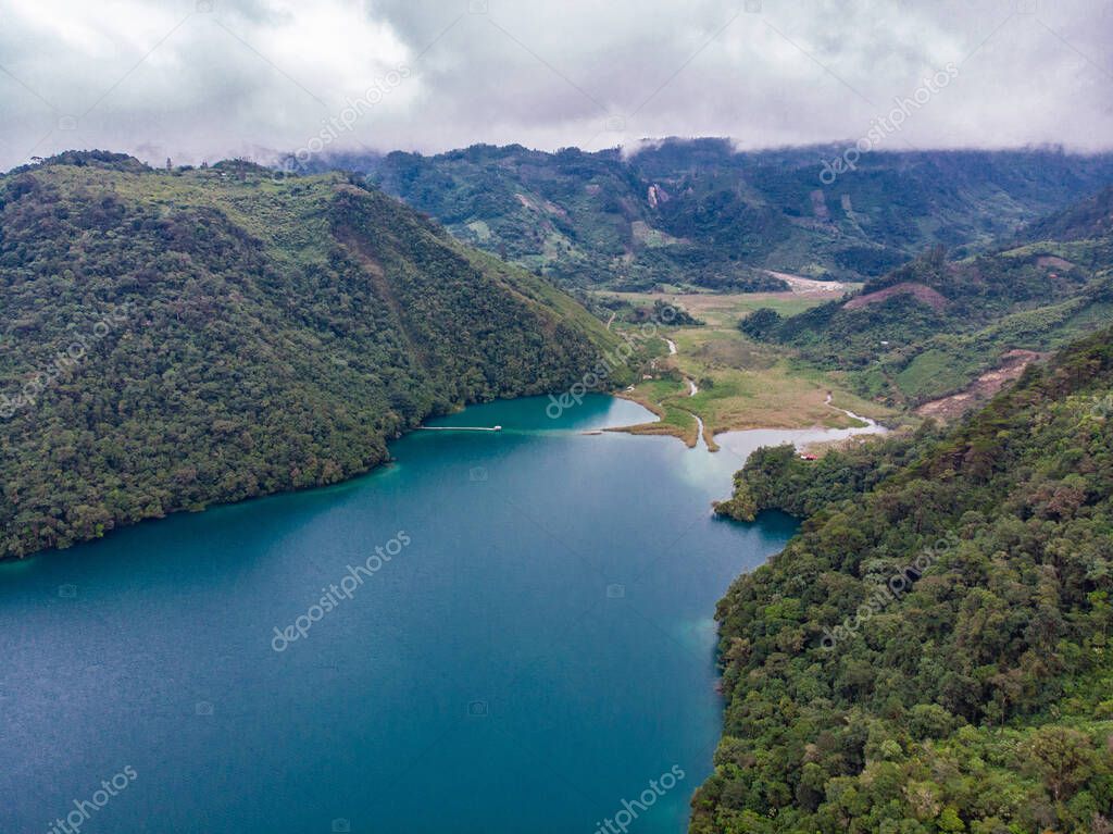 Vista aérea de la Laguna Brava en Guatemala, en un día nublado donde se ...