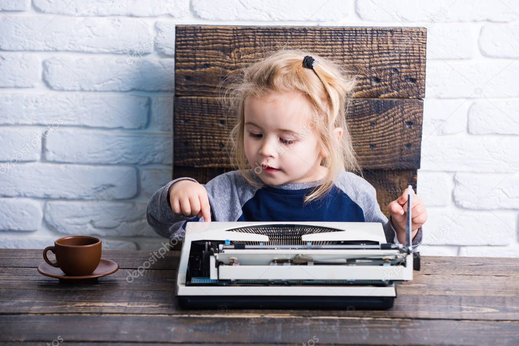 ni o o ni o peque o o ni o de negocios con m quina de escribir 2024