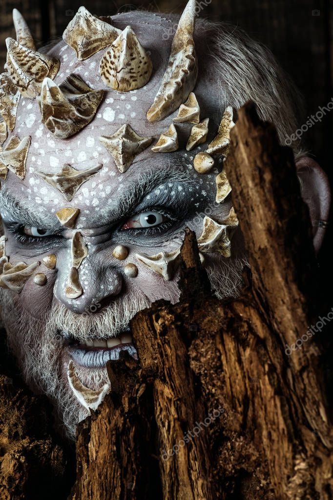 Duende malvado con cuernos en la cabeza 2024