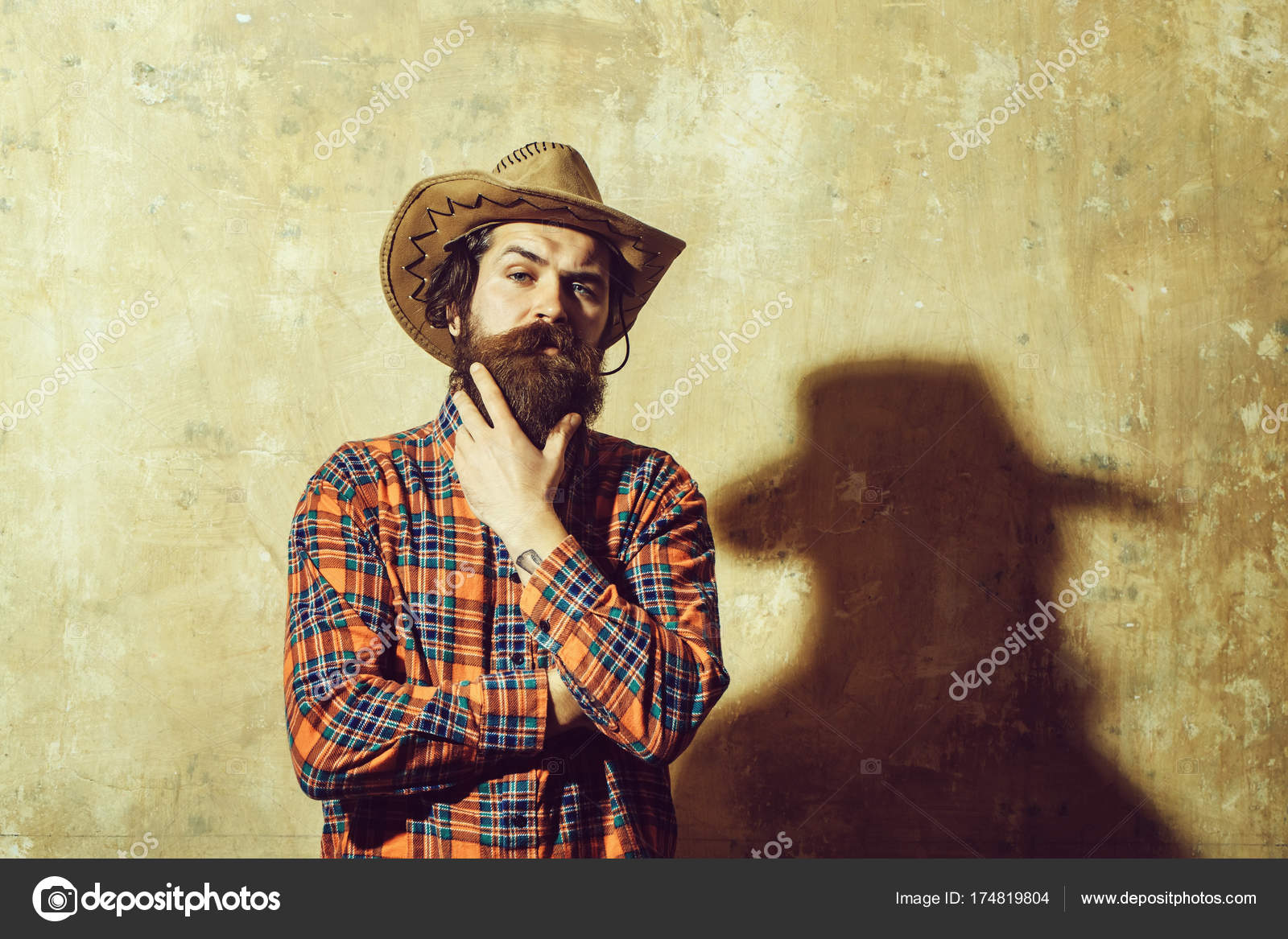 Bearded man in cowboy hat and black shadow on wall — Stock Photo ...
