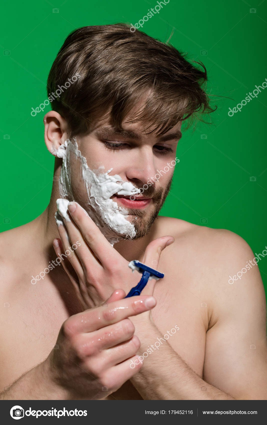 Mann rasiert Barthaar mit Rasiermesser auf grünem Hintergrund – Stockfoto © Tverdohlib.com ...