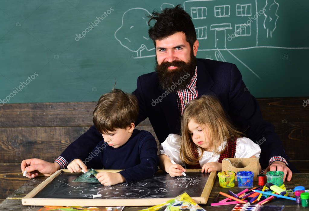 Alumno tomando cursos de tutor a con un hermoso tutor rubio - en clase usando el port til con el ...