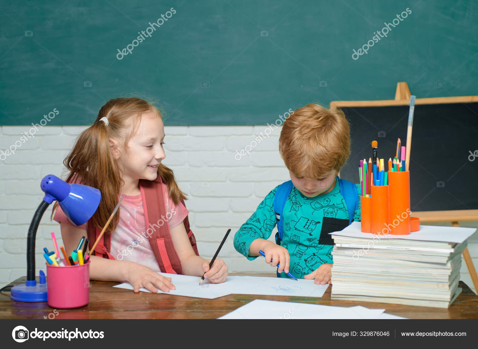 Fotos de De vuelta a la escuela. Lindo niño preescolar con niña en un ...