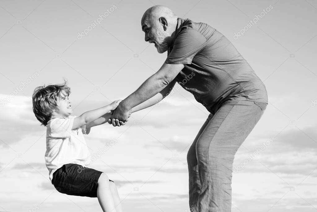 Creció reprendiendo a un niño por mal comportamiento. Padre ayudando a ...