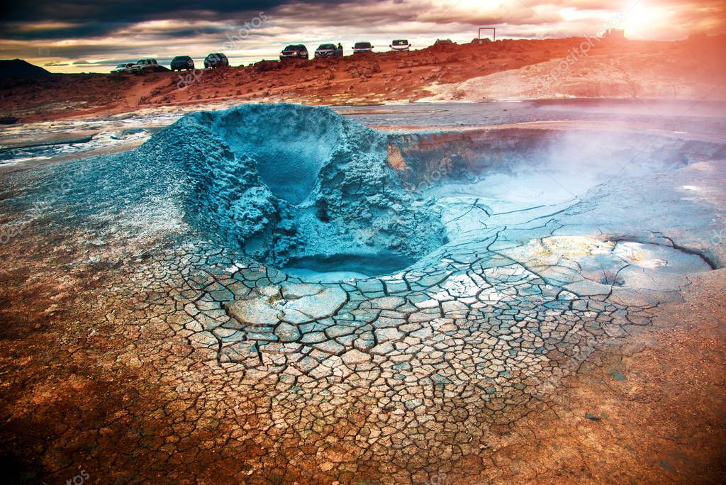 Escena mágica dramática con pantanos geotérmicos y volcanes en el valle ...