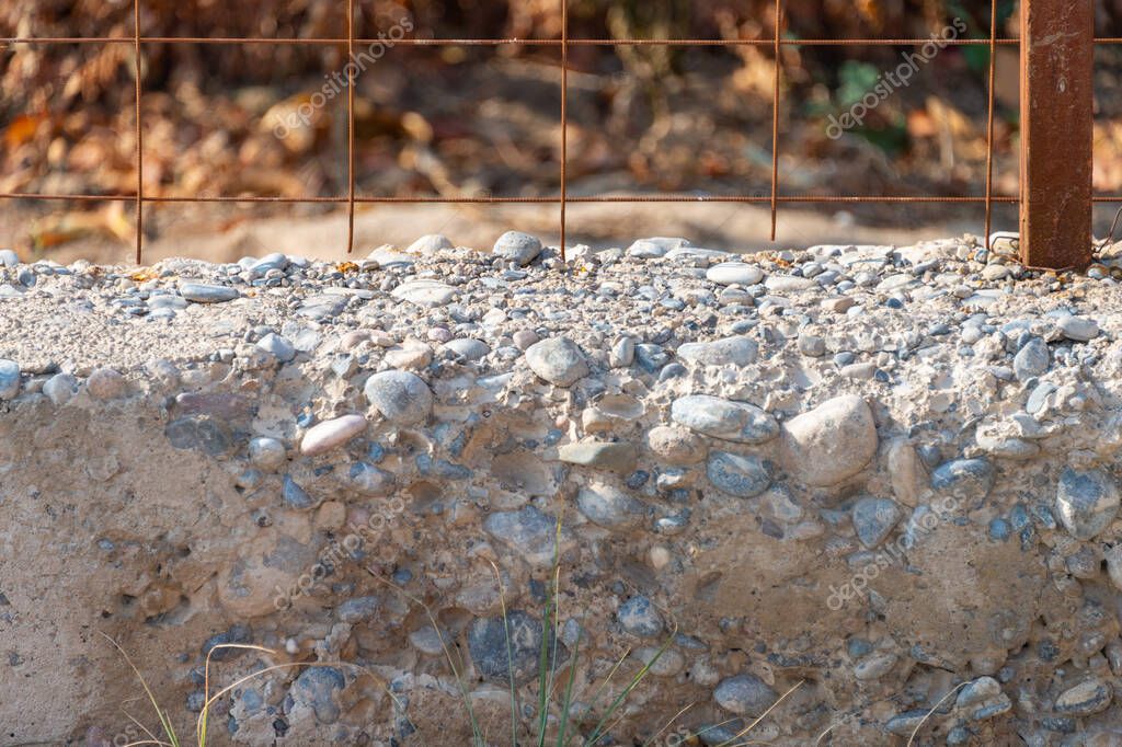 cimentación de hormigón roto en una obra de construcción 2022