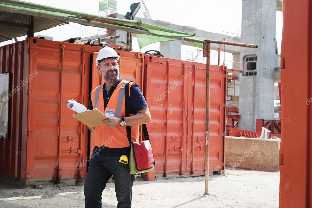 Obrero de la construcción con arquitectura Plan 2023