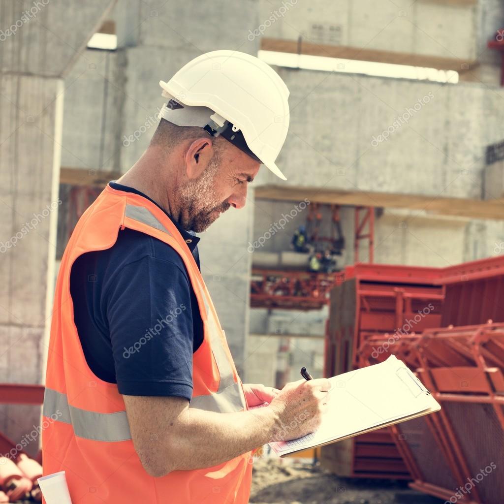 Obrero de la construcción con plan de arquitectura 2023