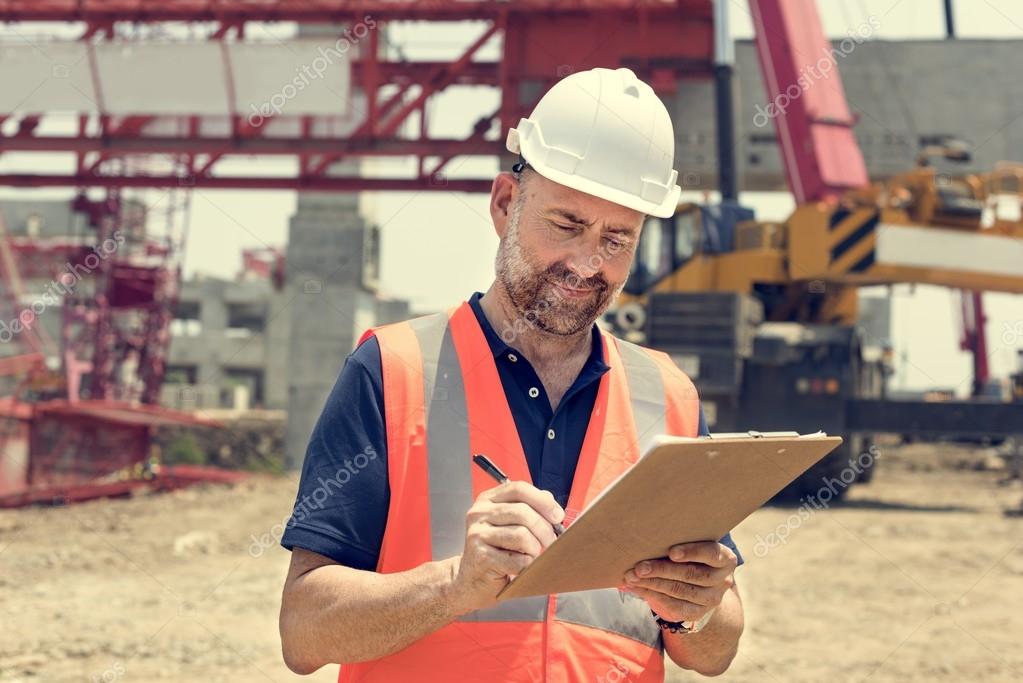 Obrero de la construcción con plan de arquitectura — Foto de stock ...