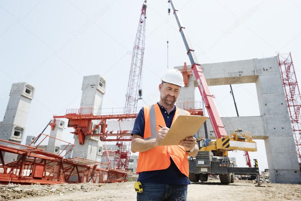 Obrero de la construcción con plan de arquitectura 2024