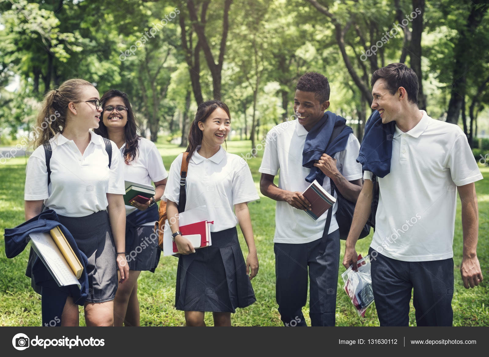 Diversos estudiantes en uniforme universitario: fotografía de stock ...
