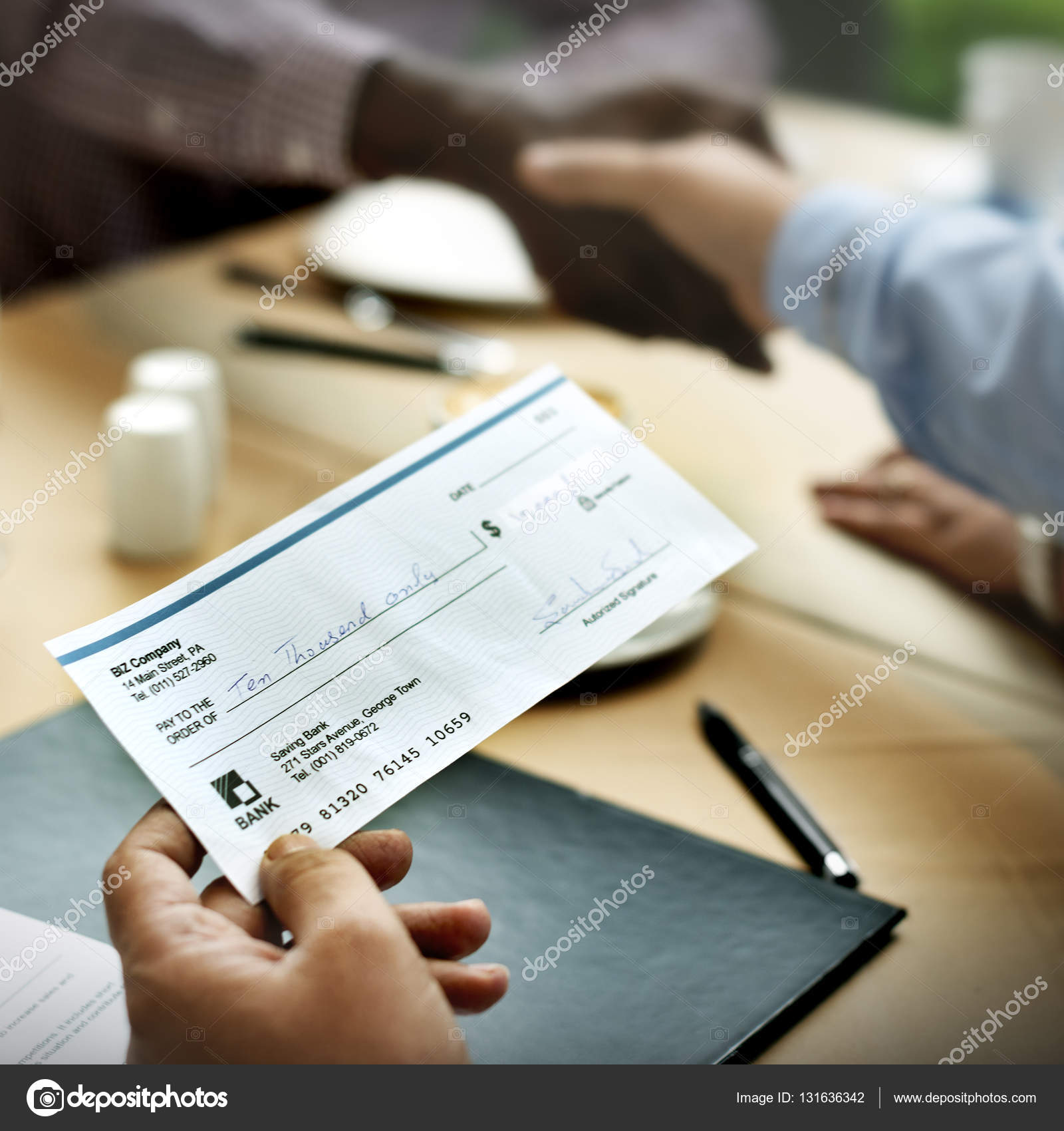 Hombre sosteniendo cheque de dinero: fotografía de stock © Rawpixel ...