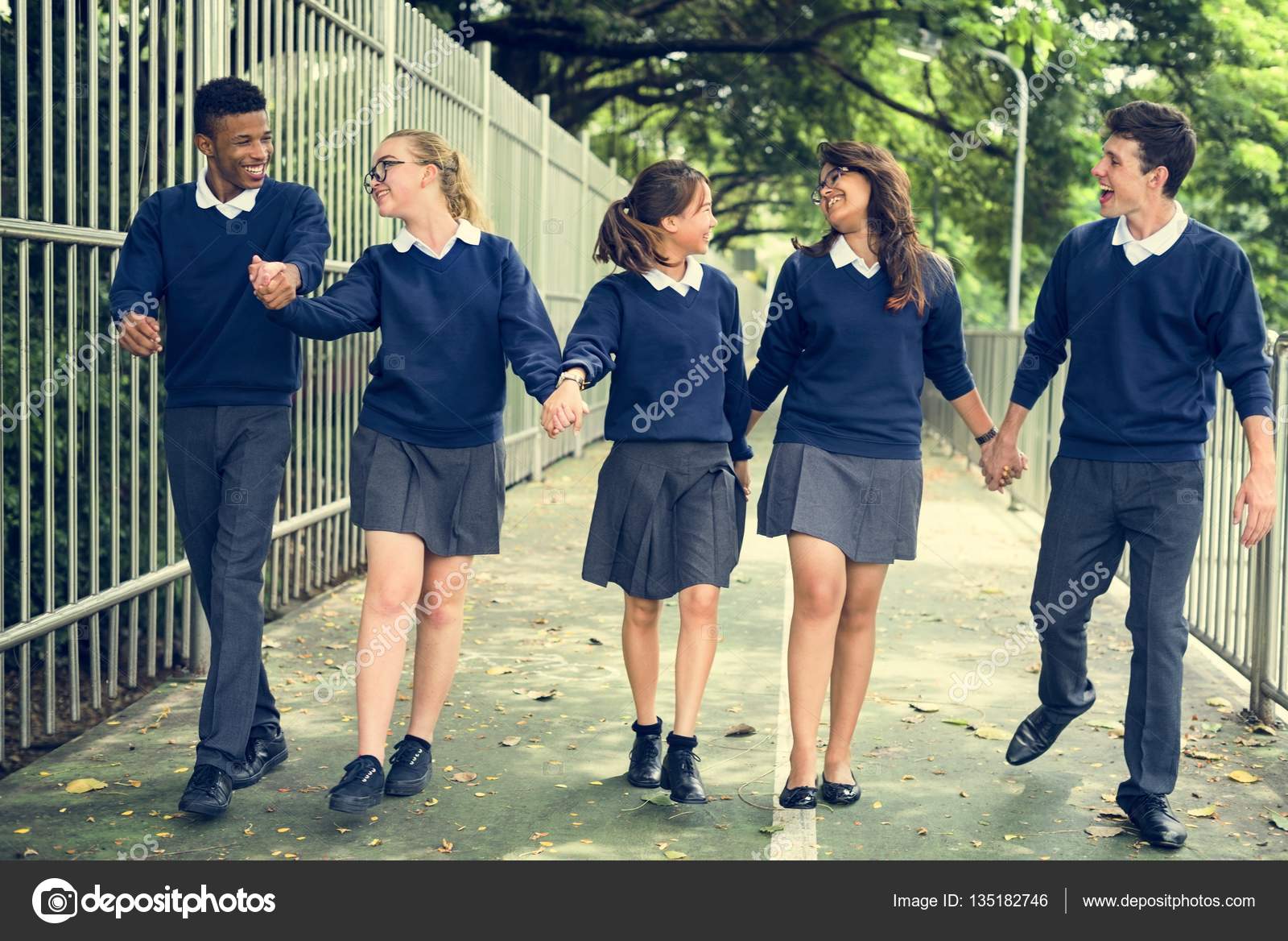 Diversos estudiantes en uniforme escolar: fotografía de stock ...