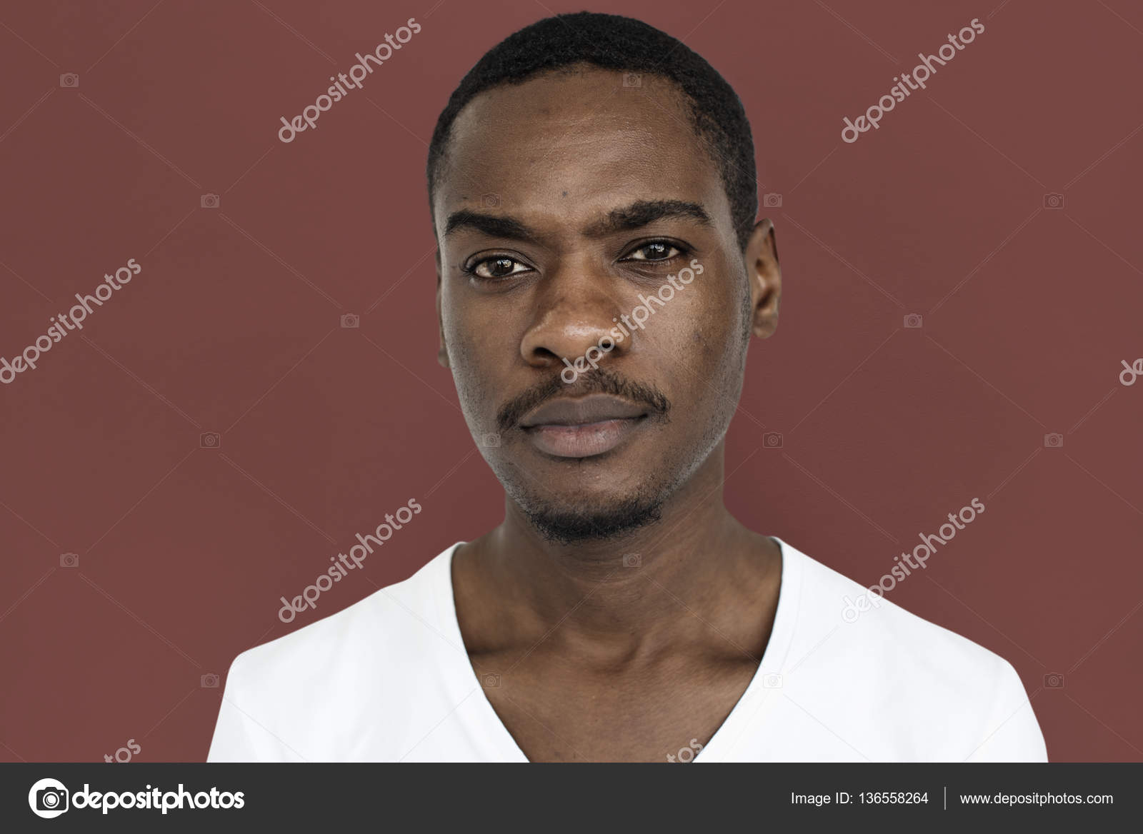 Africano modelo masculino serio — Foto de stock © Rawpixel #136558264