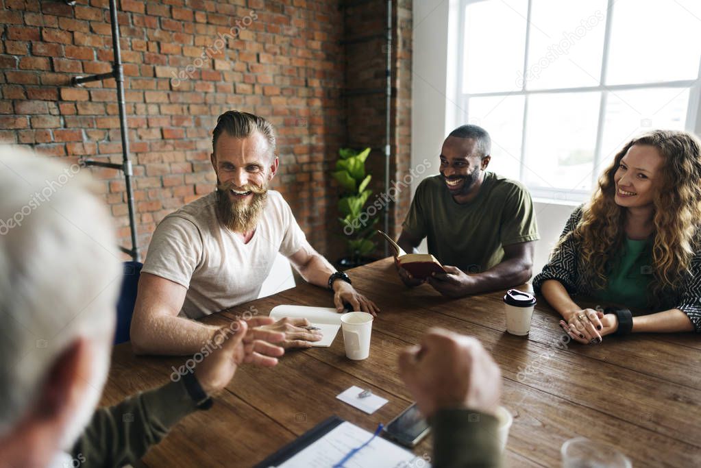 Grupo de personas de diversidad en la reuni n 2024