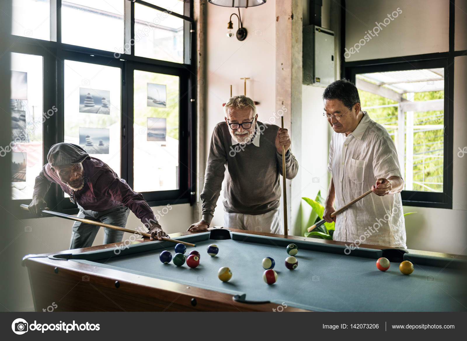 Personas mayores jugando billar: fotografía de stock © Rawpixel ...
