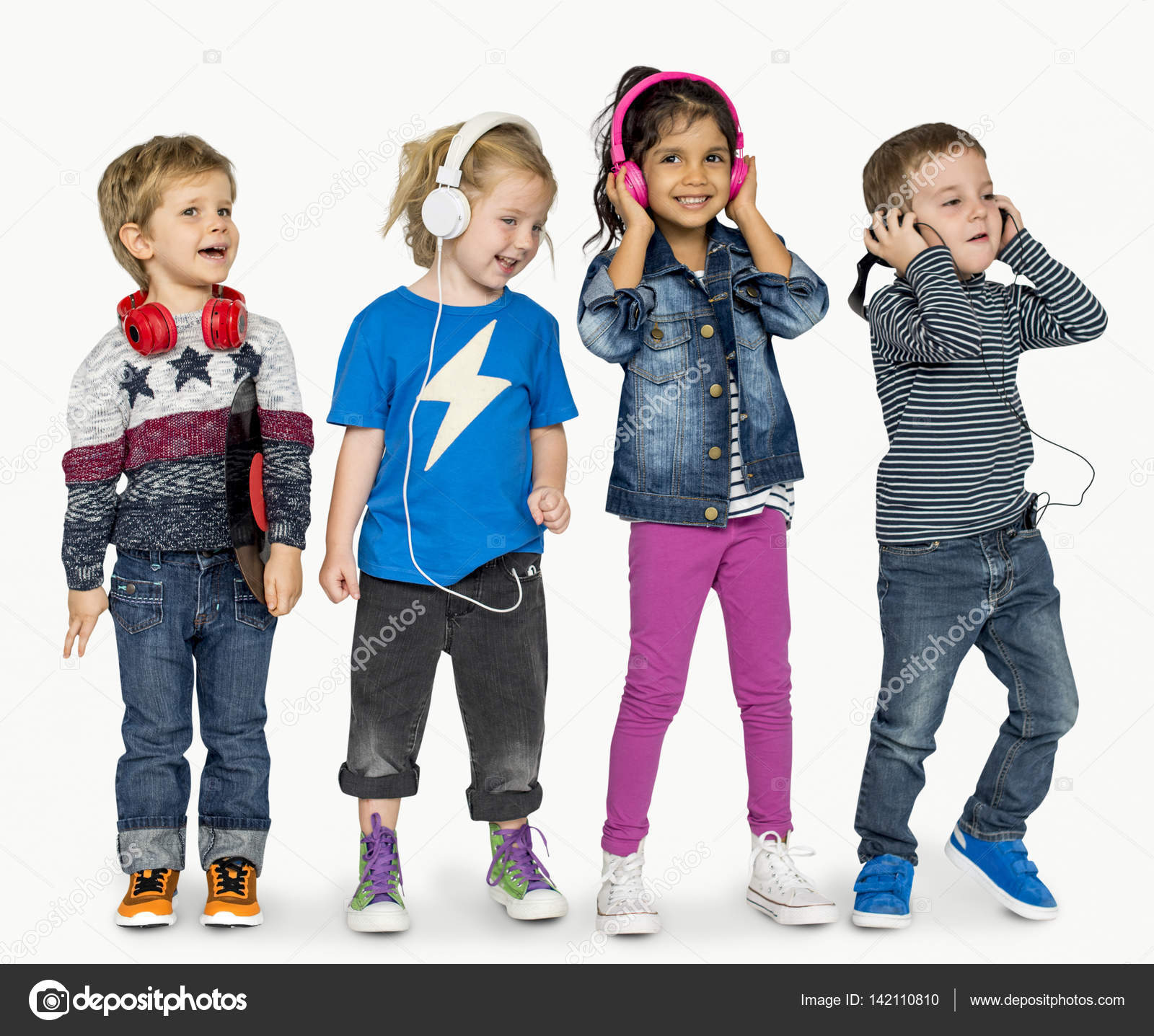 Niños pequeños posando en el estudio — Foto de stock #142110810 © Rawpixel