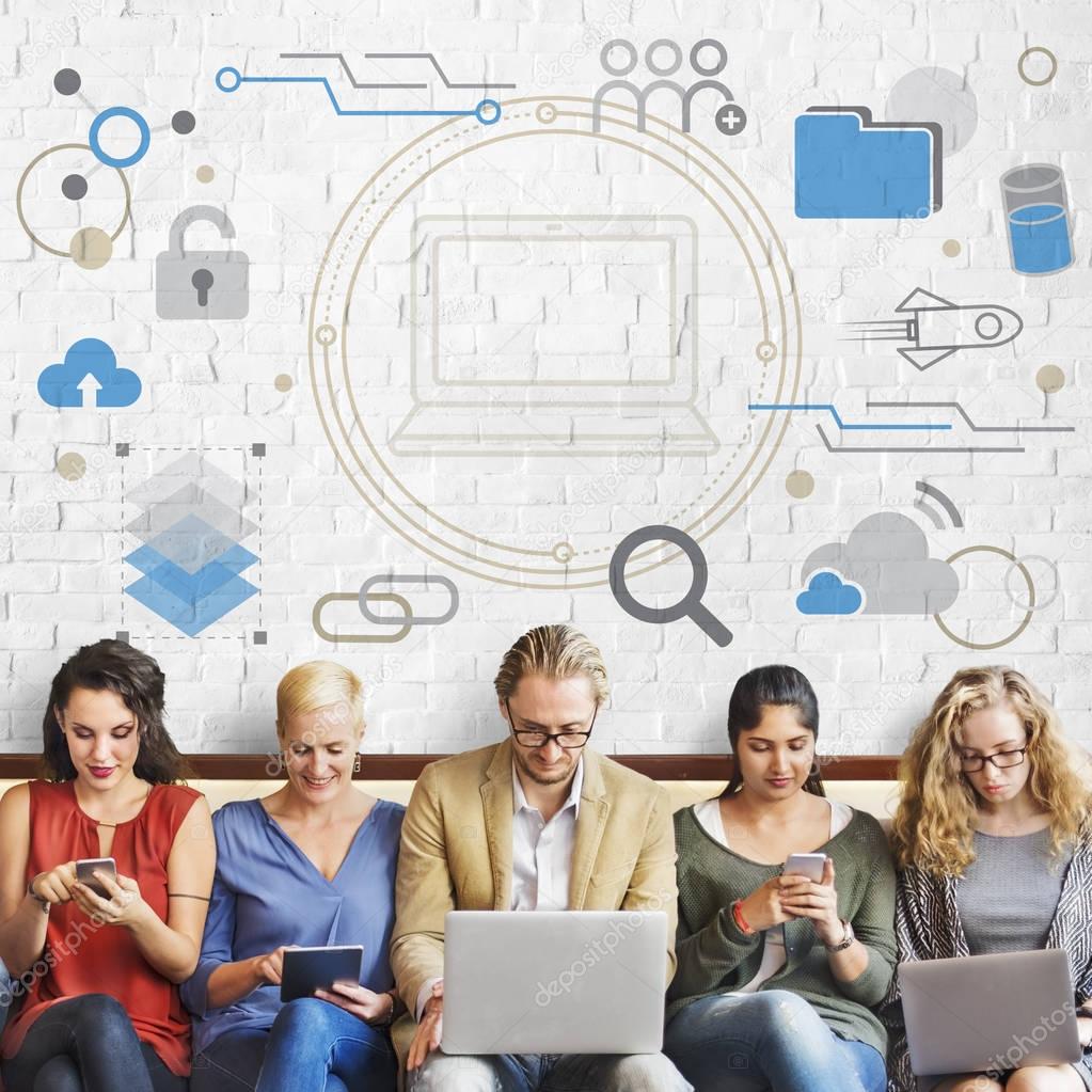 personas que utilizan diferentes dispositivos 2024