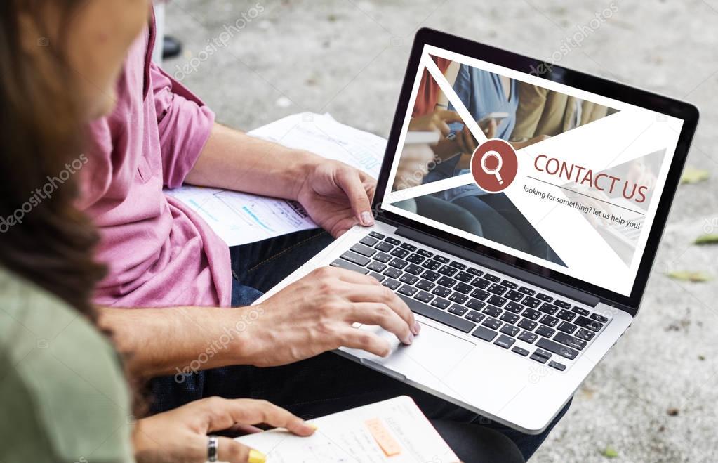 Persona que usa computadora portátil 2022