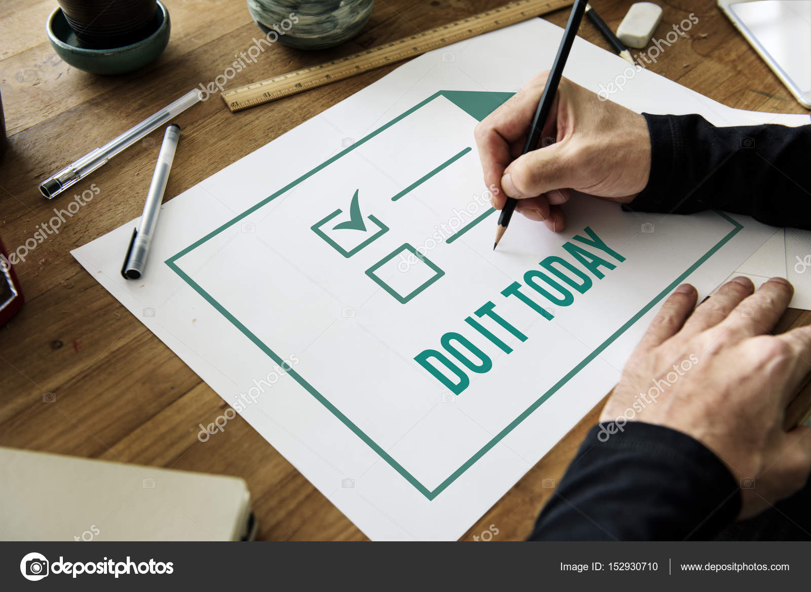 Pria menulis di atas kertas putih — Foto Stok © Rawpixel #152930710