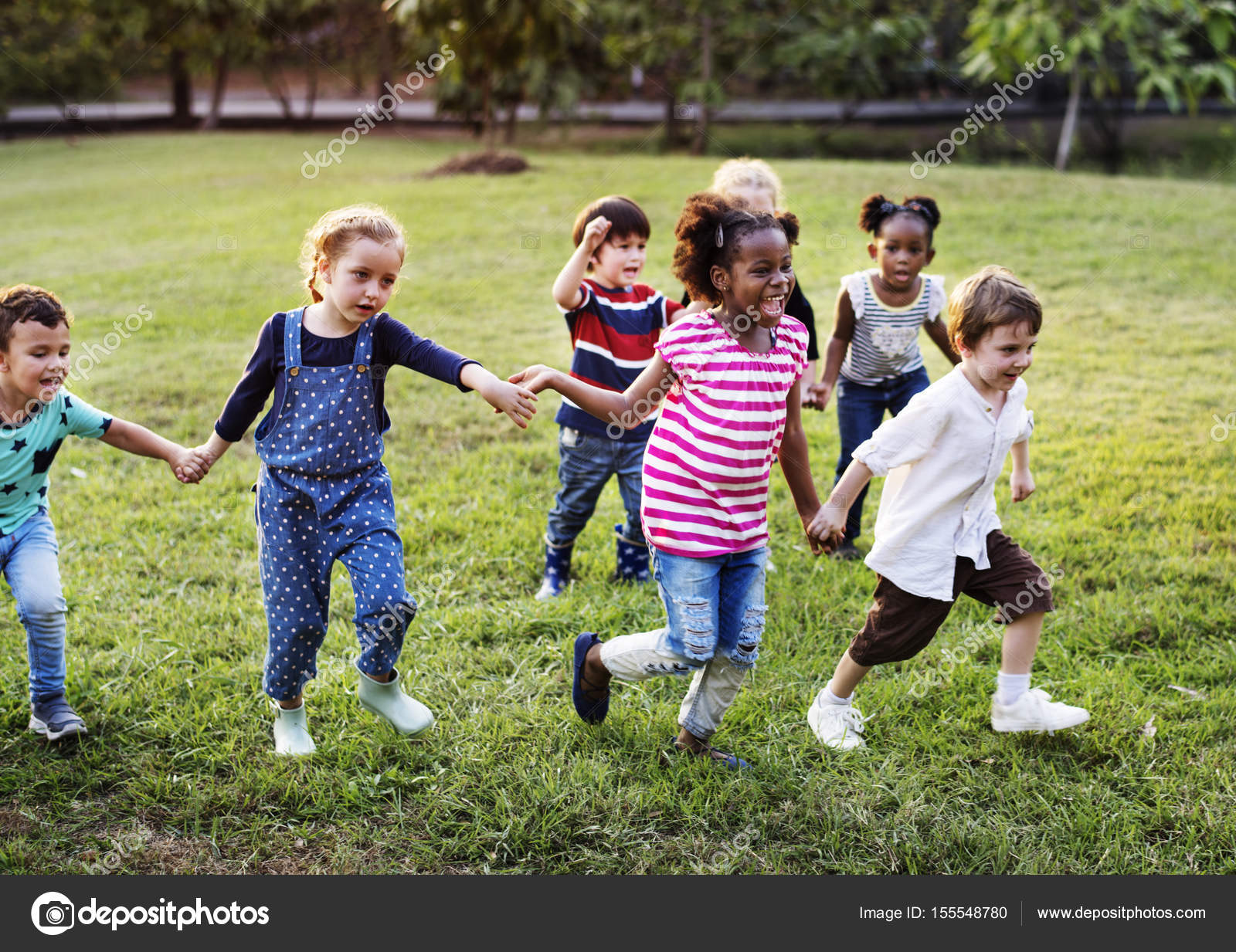 Niños jugando en el parque: fotografía de stock © Rawpixel #155548780 ...
