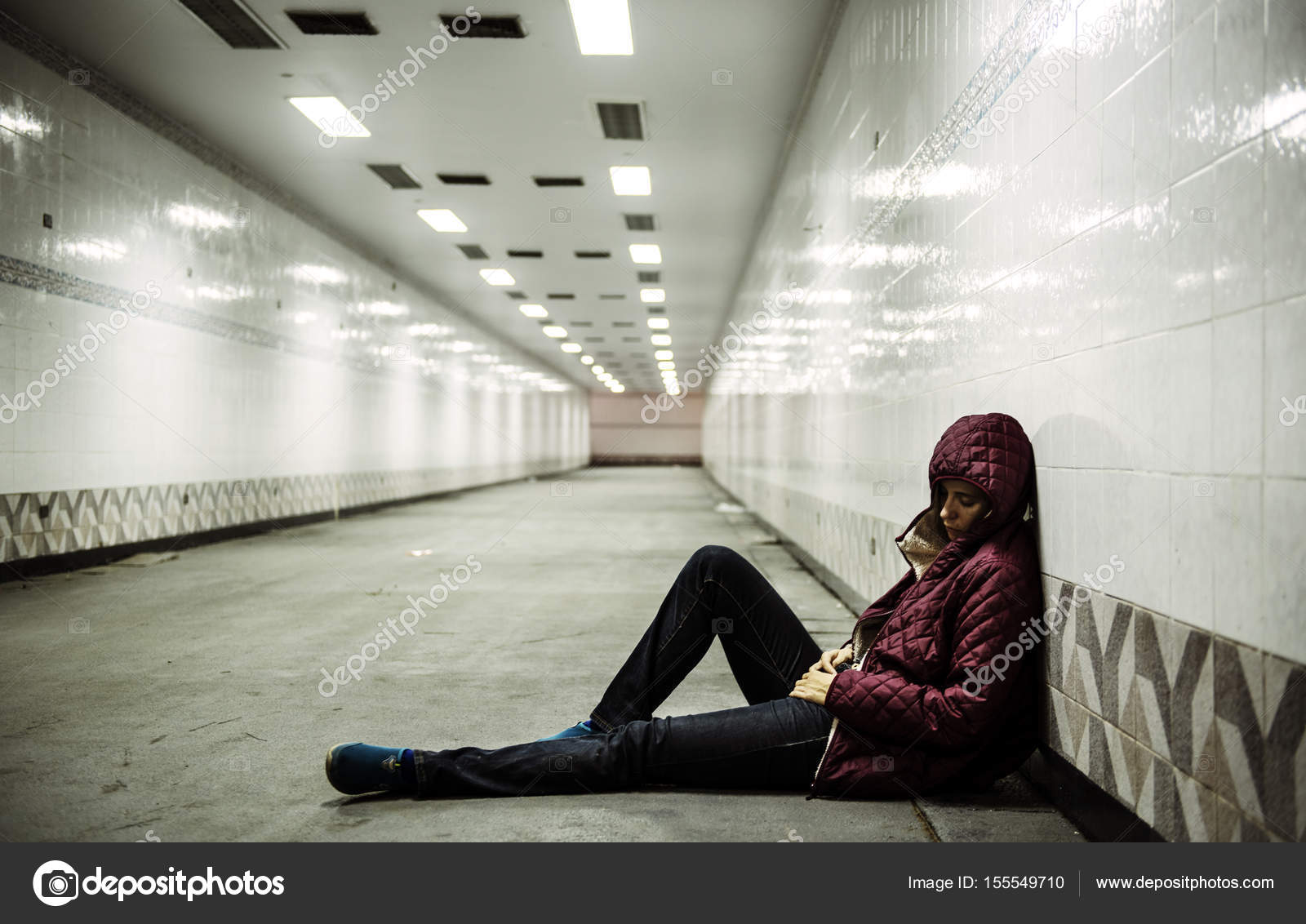 Mujer sin hogar durmiendo en el suelo: fotografía de stock © Rawpixel ...