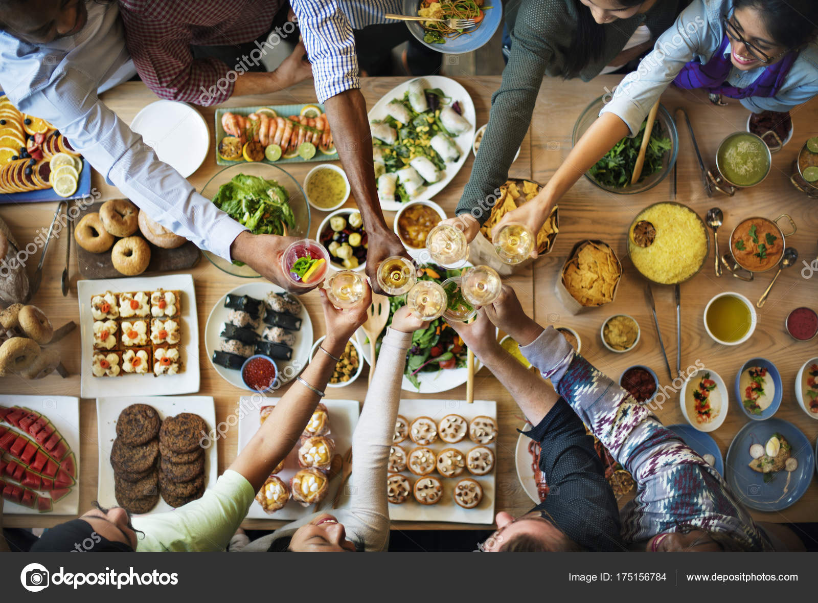 Top View Grupo Personas Diversas Están Almorzando Juntos Fotoset ...