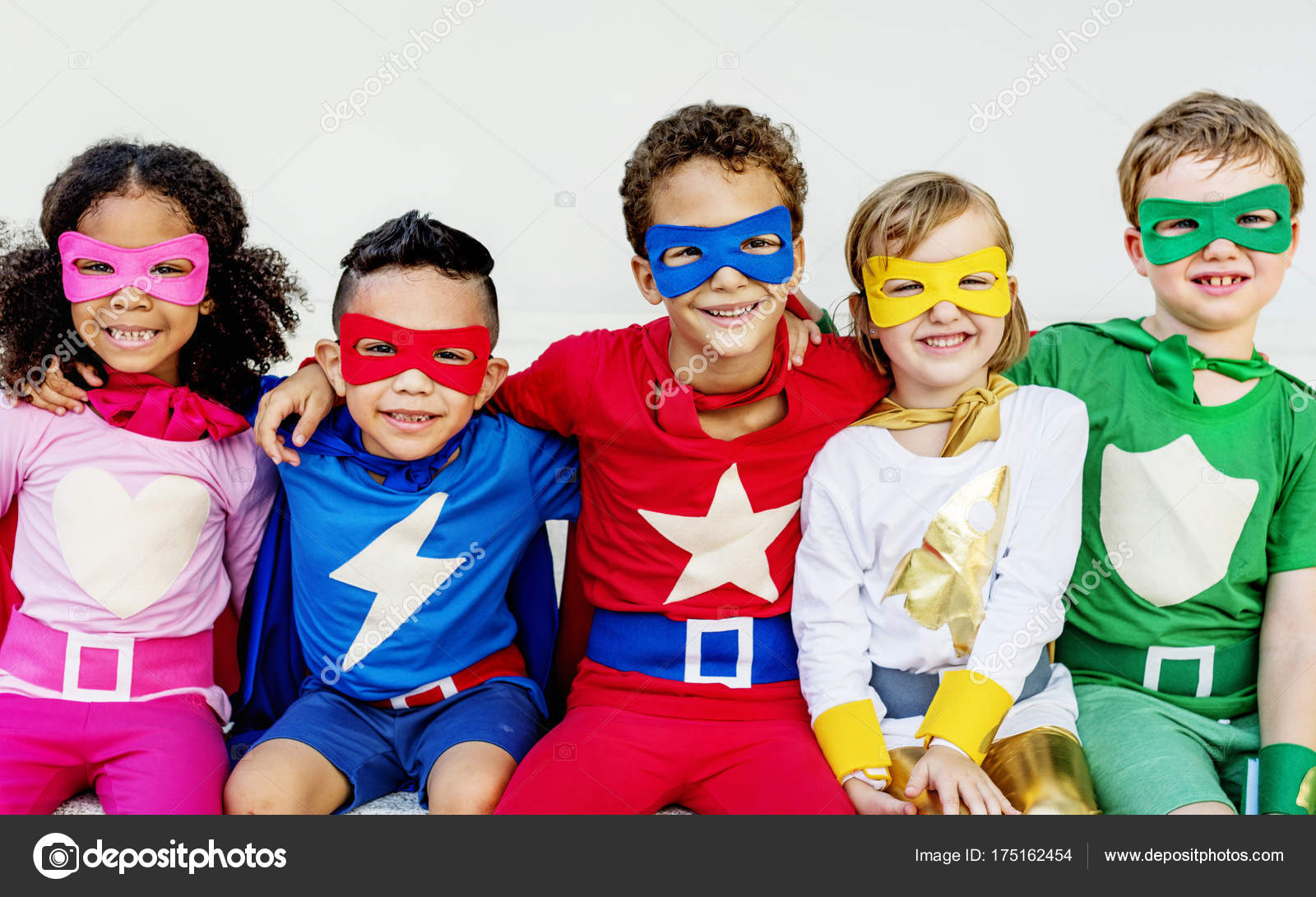 Superhéros Enfants Jouant Ensemble Photoset Original image libre de ...