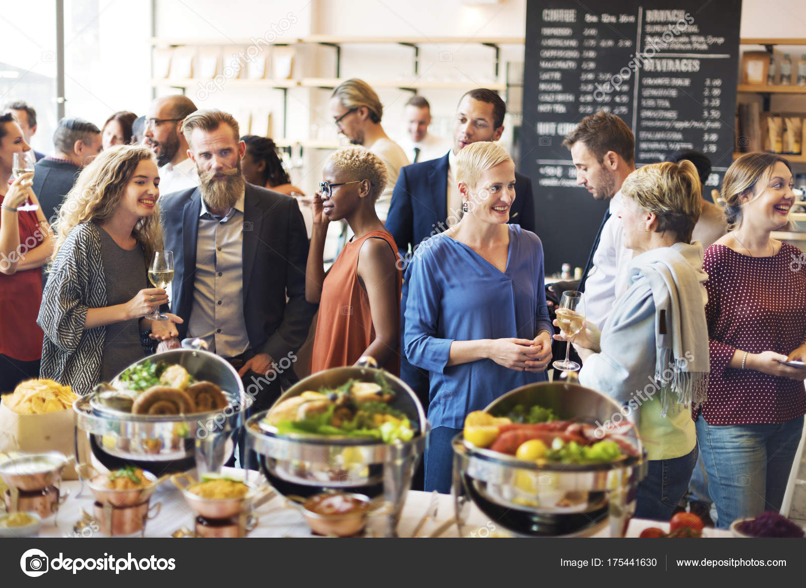 Grupo Personas Diversas Están Almorzando Juntos Fotoset Original ...