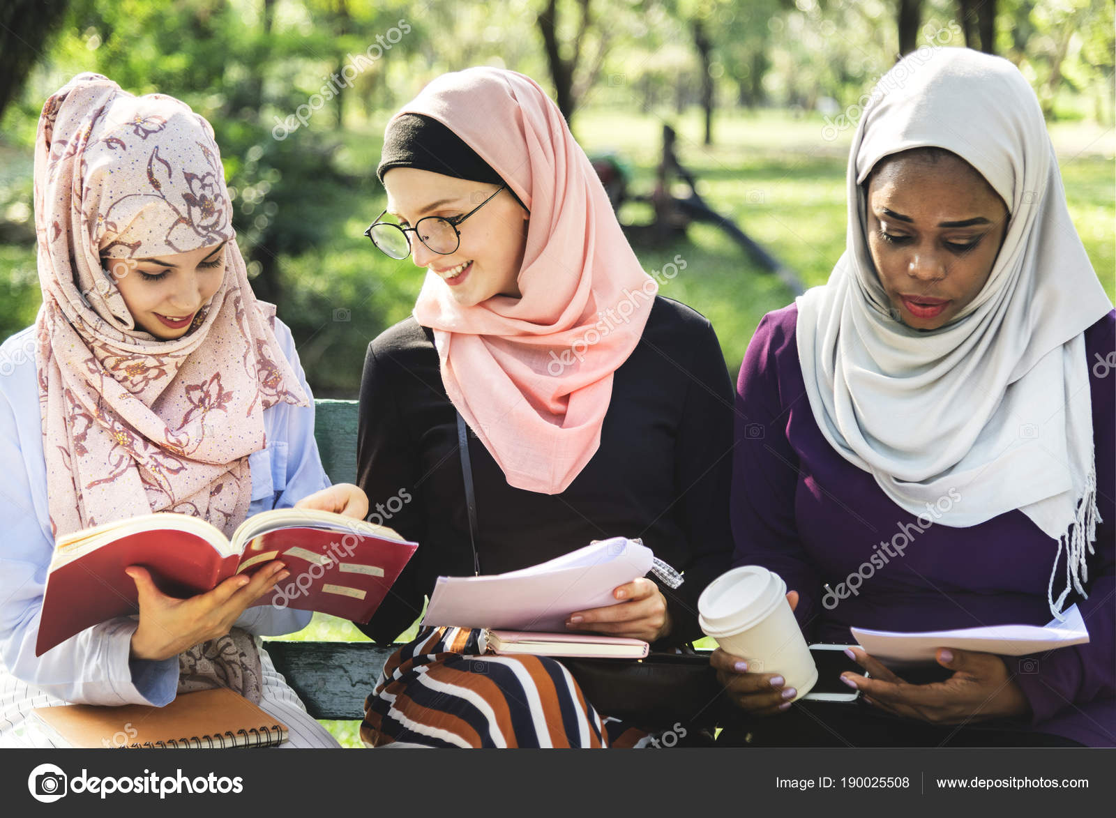 Perempuan Islam Mengenakan Jilbab Dan Belajar Dengan Buku — Foto Stok ...