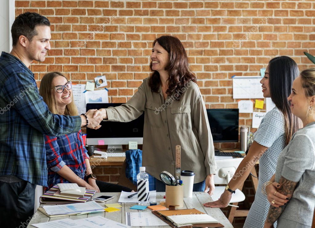 Grupo de personas diversas que tienen una reunión 2023