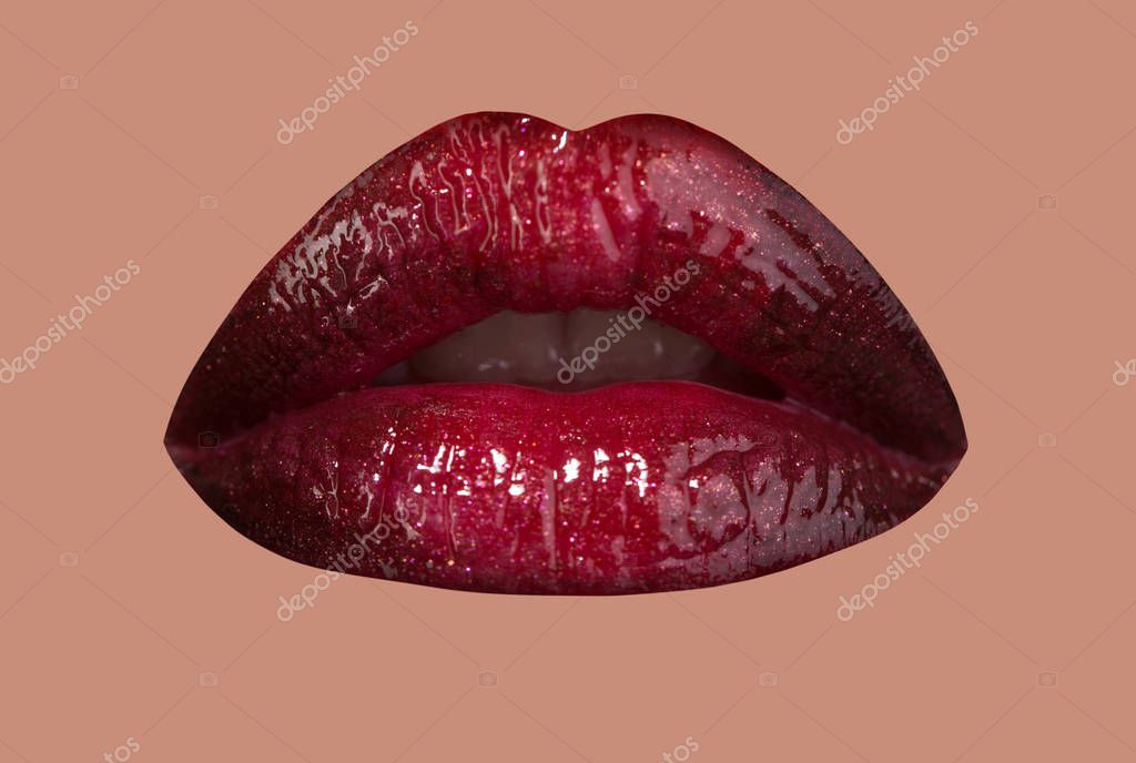 Labios sensuales, l piz labial de boca abierto aislado sobre fondo rosa ...