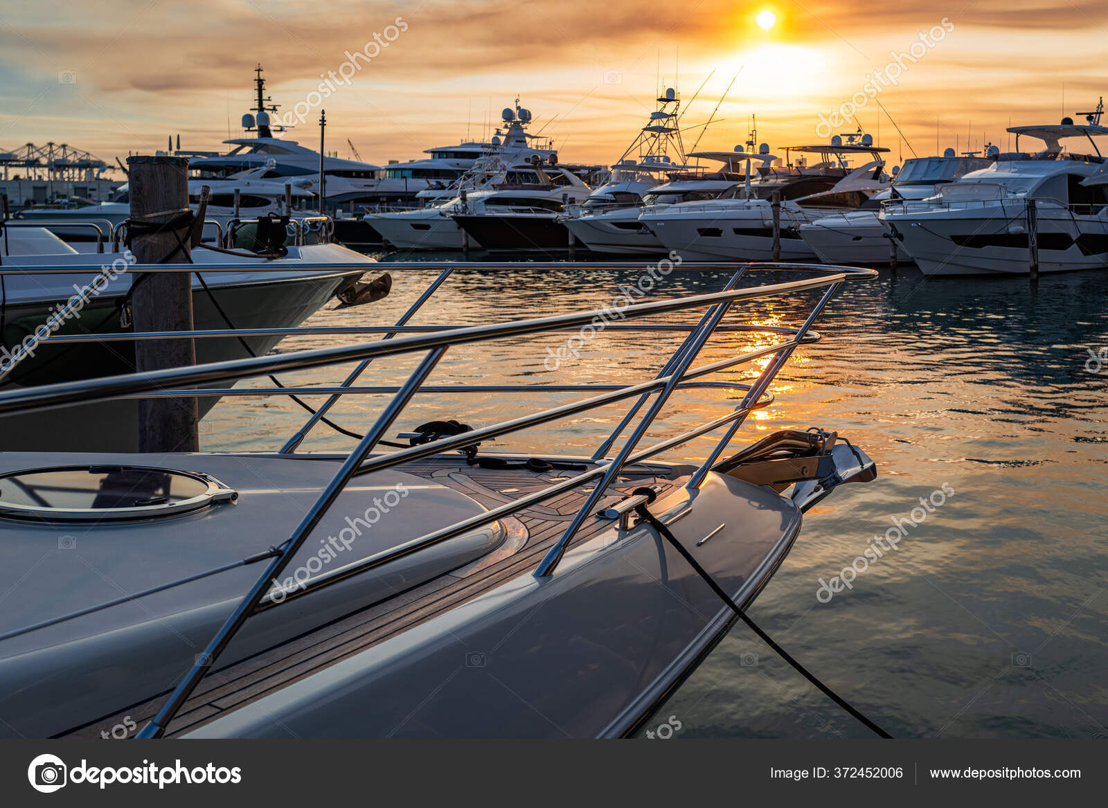 Estilo de vida. Yates en Miami Beach. Disfrutar y relajarse. Muelle con ...