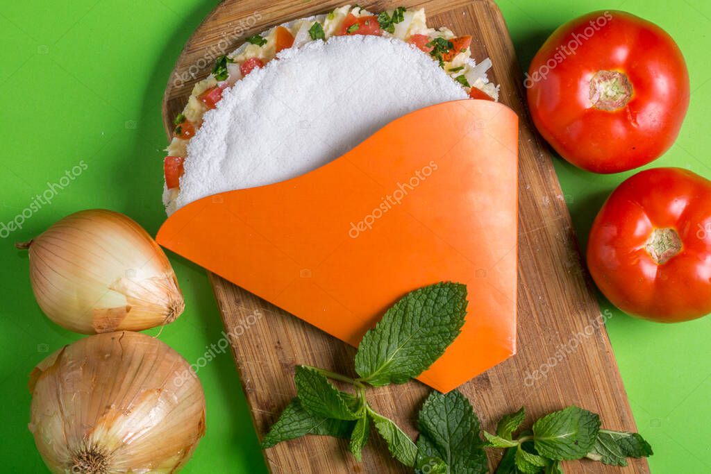 Tapioca con queso, cebolla y tomate. Pan plano hecho de yuca también ...