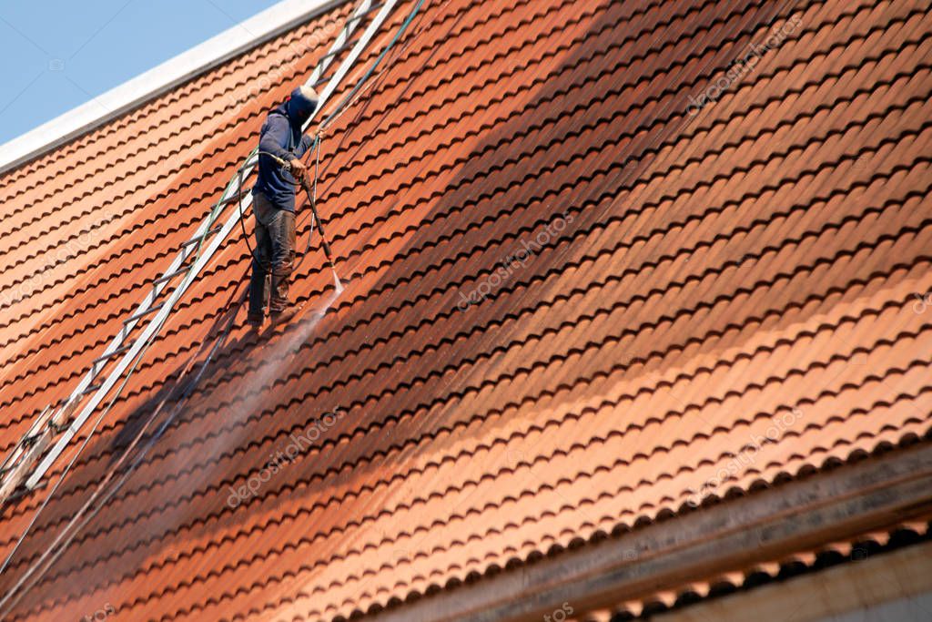 Techo trabajador superior con equipo profesional Limpieza del techo de ...