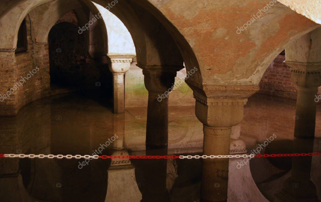 Cripta de la Iglesia de Santa Zaccaria con estatua sin rostro en ...