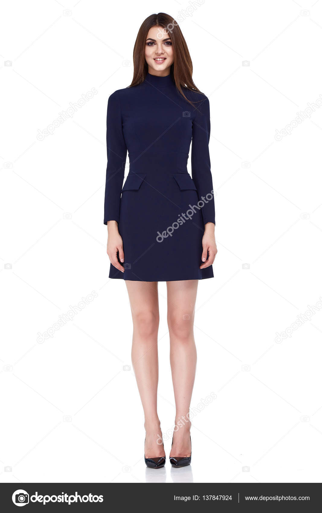 Красивая молодая сексуальная женщина с длинными волосами женская одежда ...