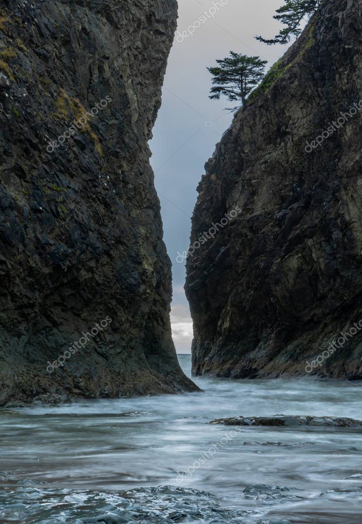 Remolino de agua en las piscinas de marea entre las altas pilas de mar 2022