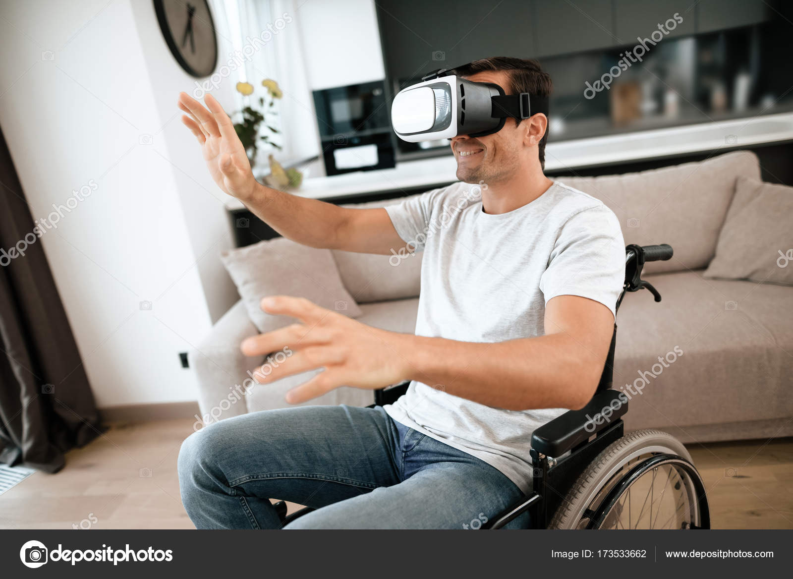 Der Behinderte sitzt im Rollstuhl und trägt eine Virtual-Reality-Brille ...