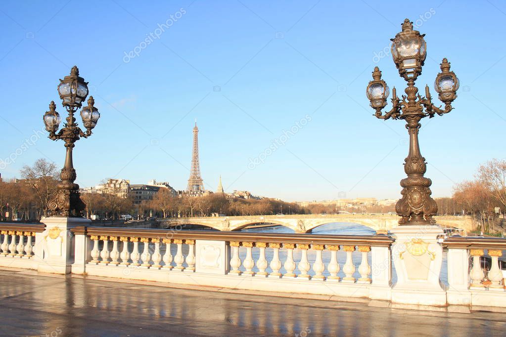 El puente Alexandre y el río Sena en París, capital y la ciudad más ...