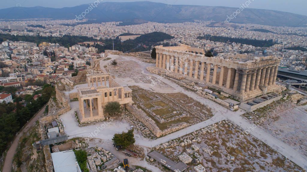 Vista aérea de la Acrópolis de Atenas antigua ciudadela en Grecia 2023