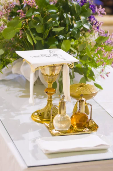 cáliz para el vino, sangre de Cristo, y ciborio con anfitrión, cuerpo ...