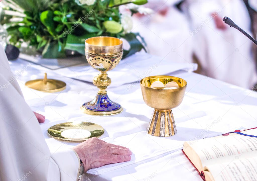 altar con hostia consagrada que se convierte en el cuerpo de Jesucristo ...