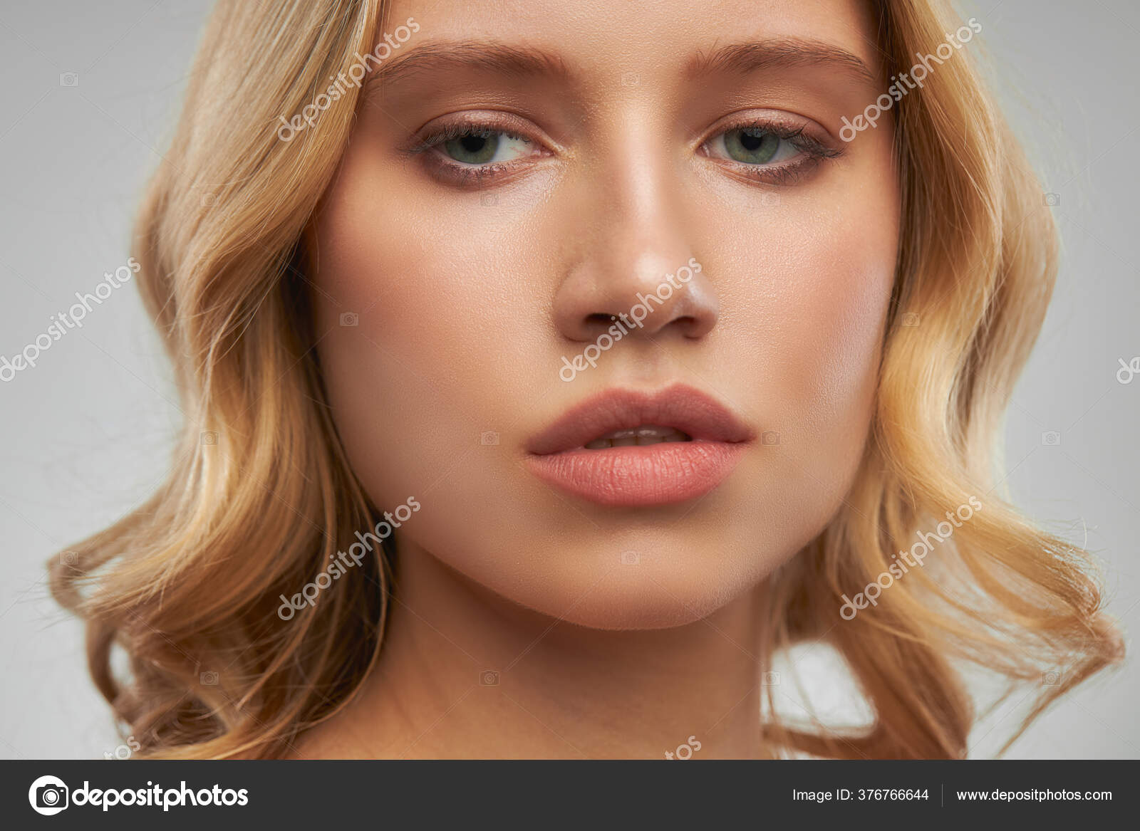 Beau Visage Jeune Blonde Séduisante Avec Maquillage — Photographie