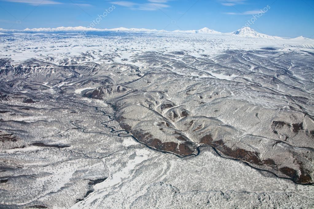 Vistas de las estribaciones del volcán Karymsky desde un helicóptero 2024